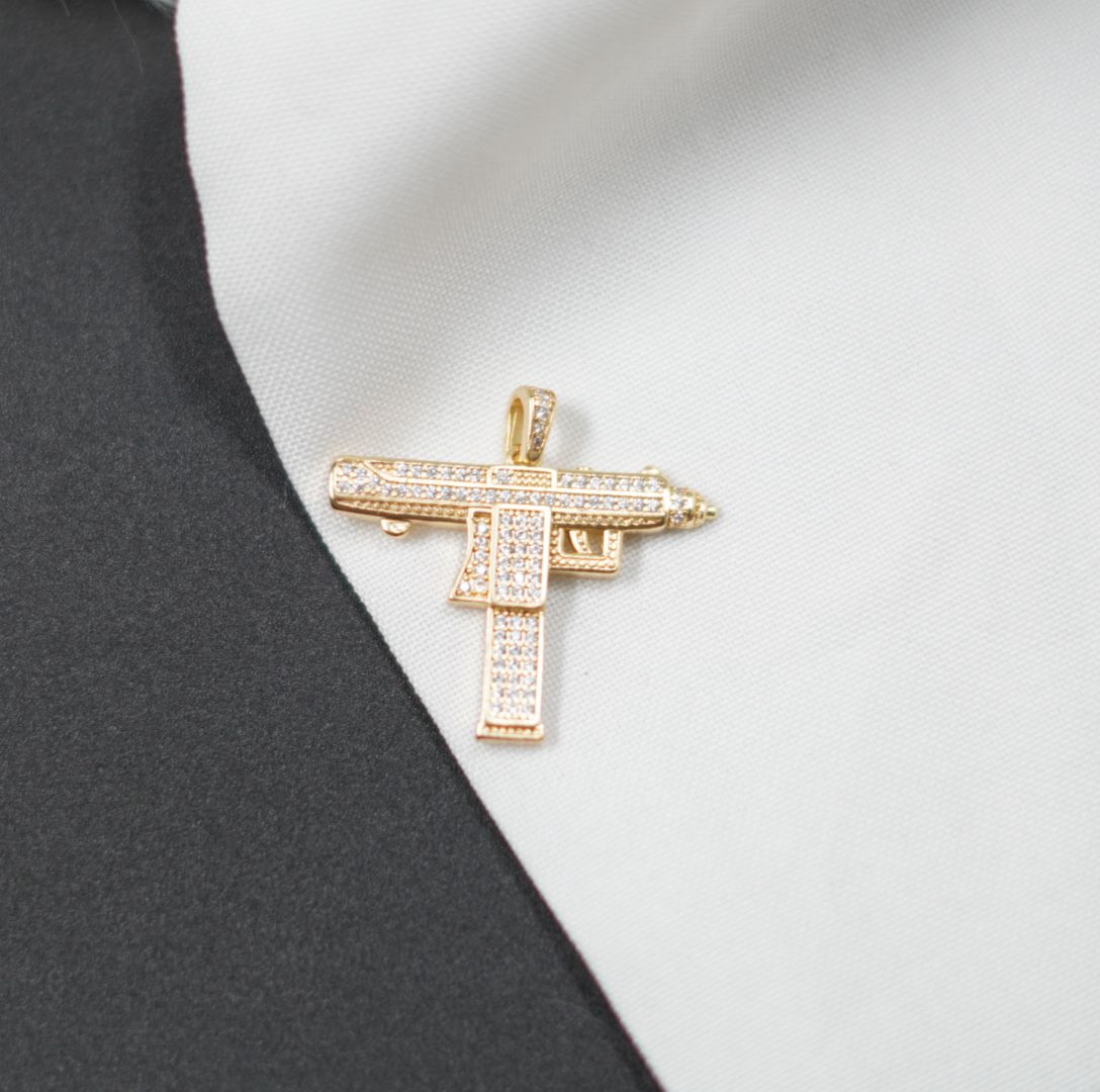 DIJE PISTOLA UZI DORADA PIEDRAS BLACAS – Yaxa Colombia